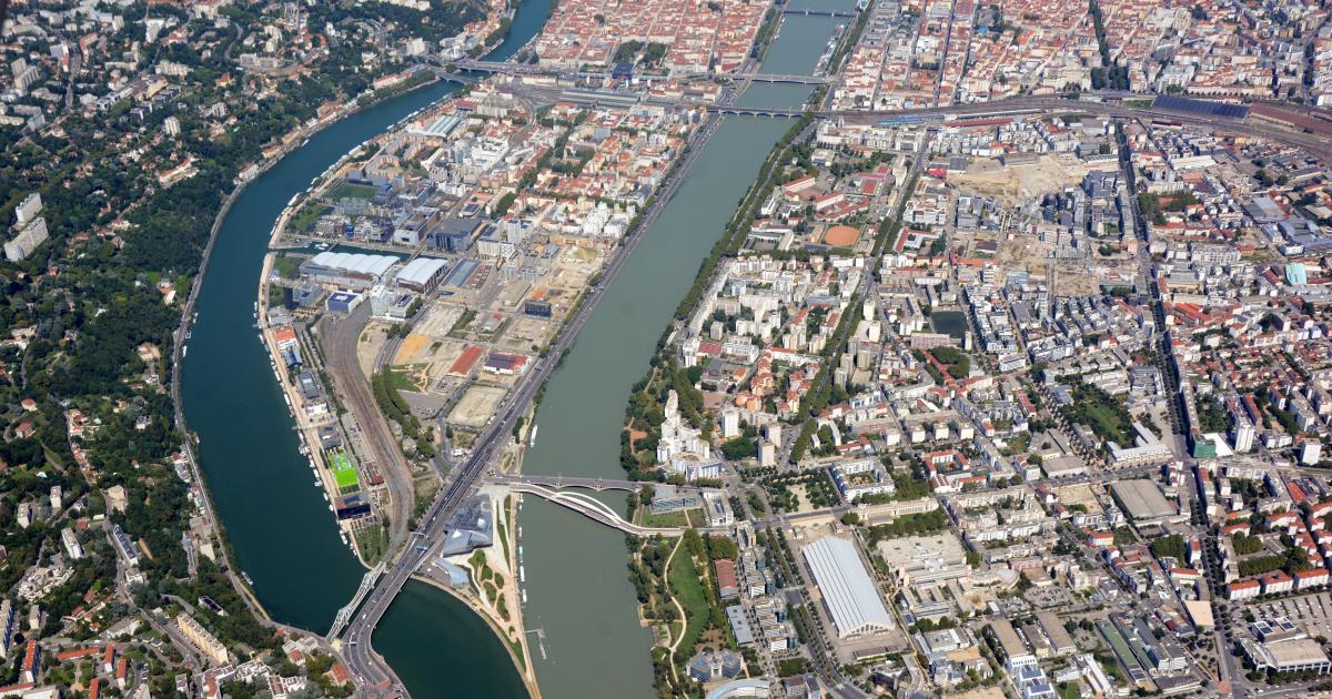 BEHIND THE ARCHES, THE HISTORIC DISTRICT | Lyon Confluence